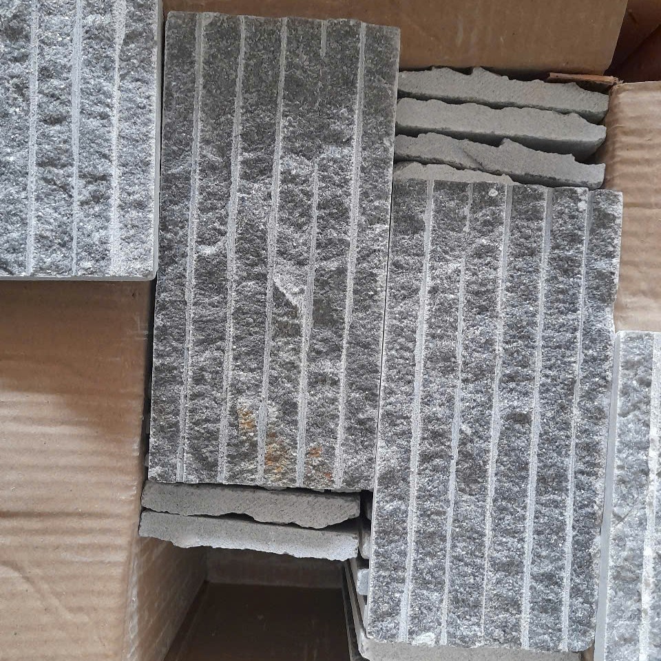 Đá trong nước xẻ 10x20 đen - HỒNG LOAN CERAMIC